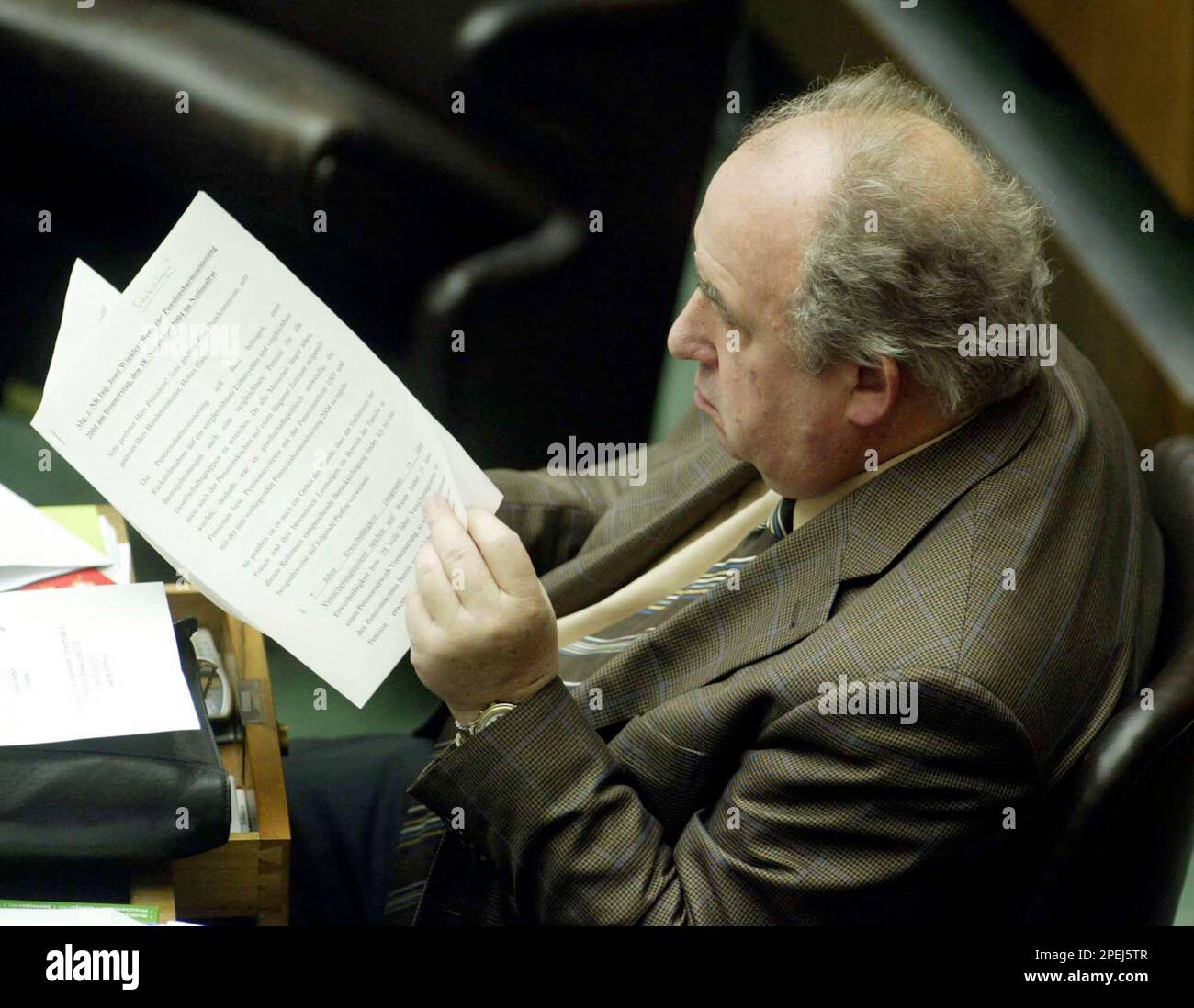 Der Vorsitzende der Gewerkschaft oeffentlicher Dienst Fritz Neugebauer ...