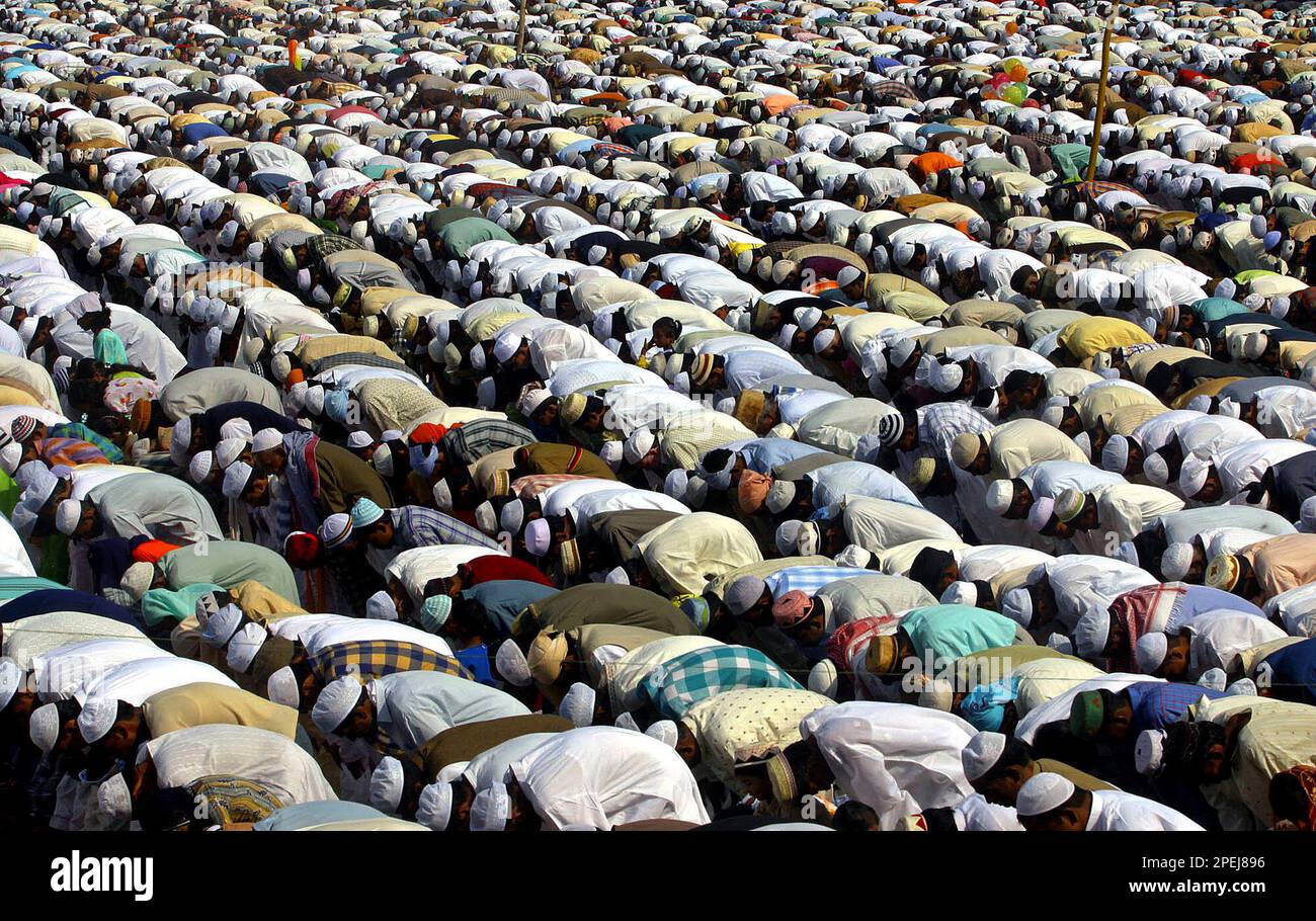 Muslim devotees pray in Allahabad, India, Monday, Nov. 15, 2004. Muslims are celebrating Eid-al ...