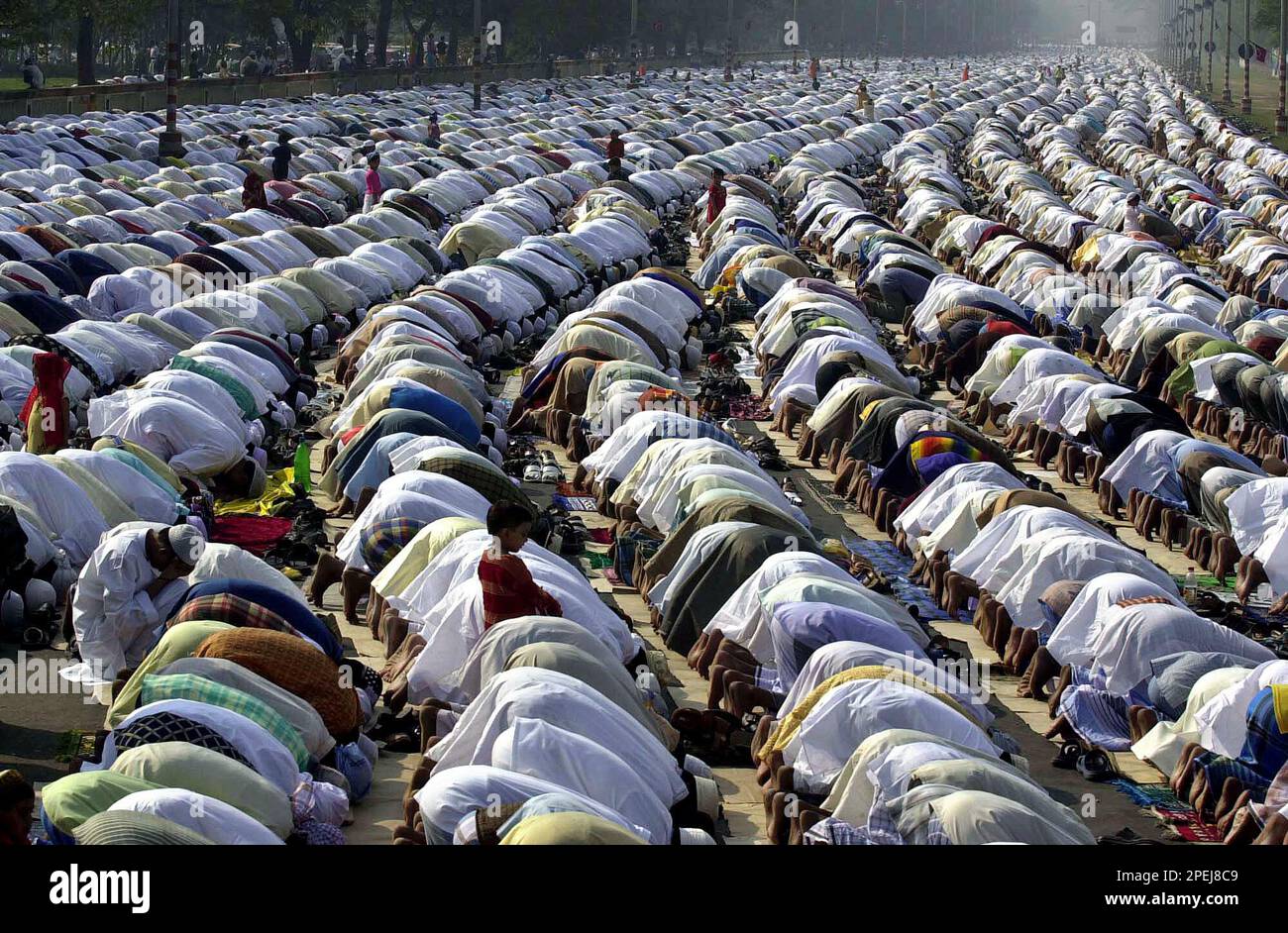 Muslim devotees offer prayers in Calcutta, India, Monday, Nov. 15, 2004 ...