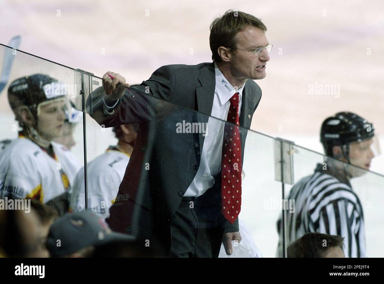 Greg Poss, Trainer der deutschen Eishockeynationalmannschaft, verfolgt ...