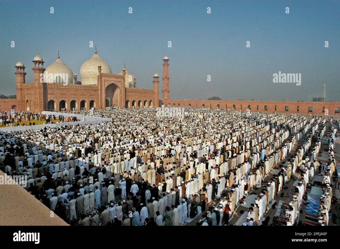 Thousands of Pakistani Muslims offer Eid Al-Fitr prayer at Badshahi ...