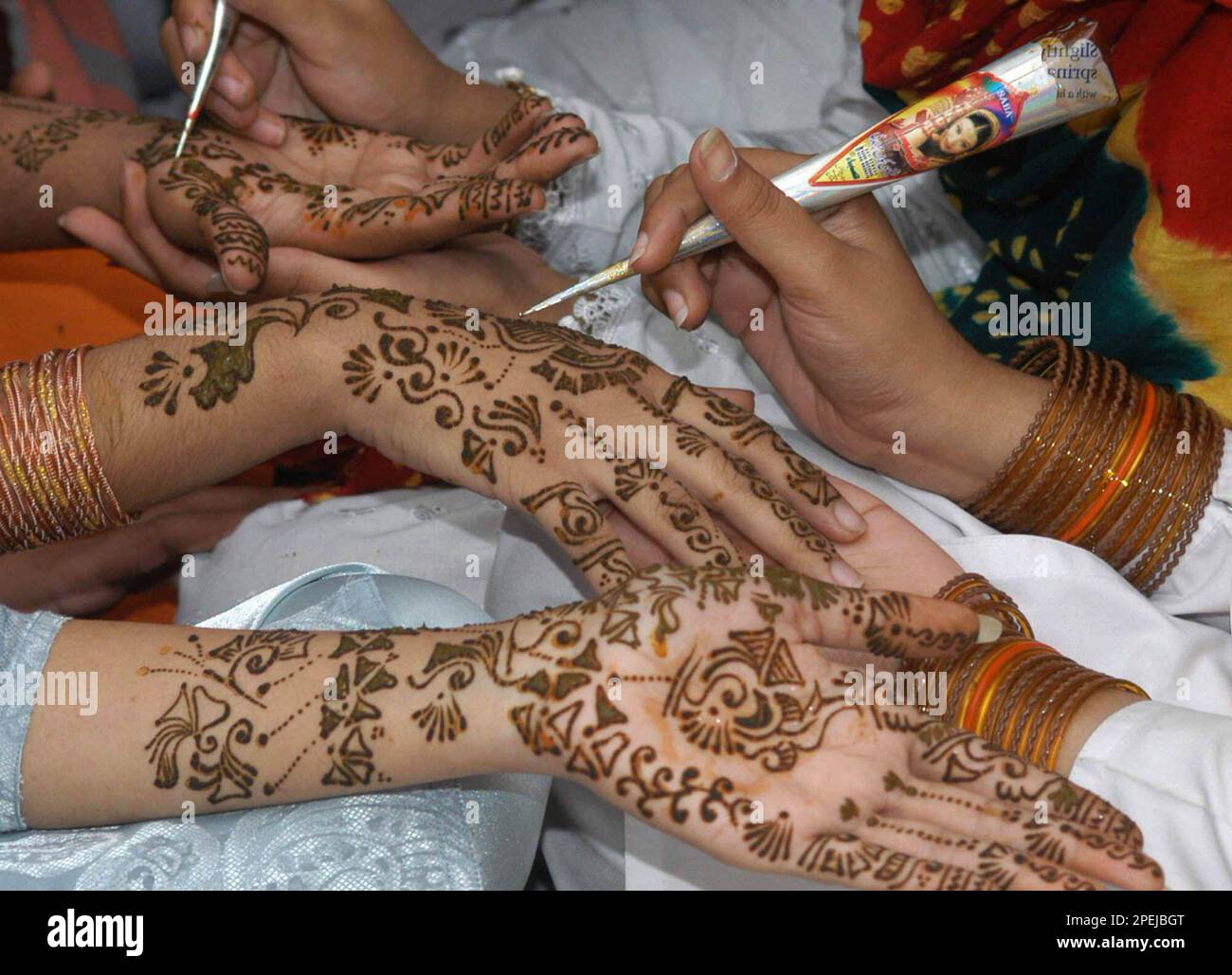 Pakistani girls make patterns with henna, in Multan, Pakistan on ...