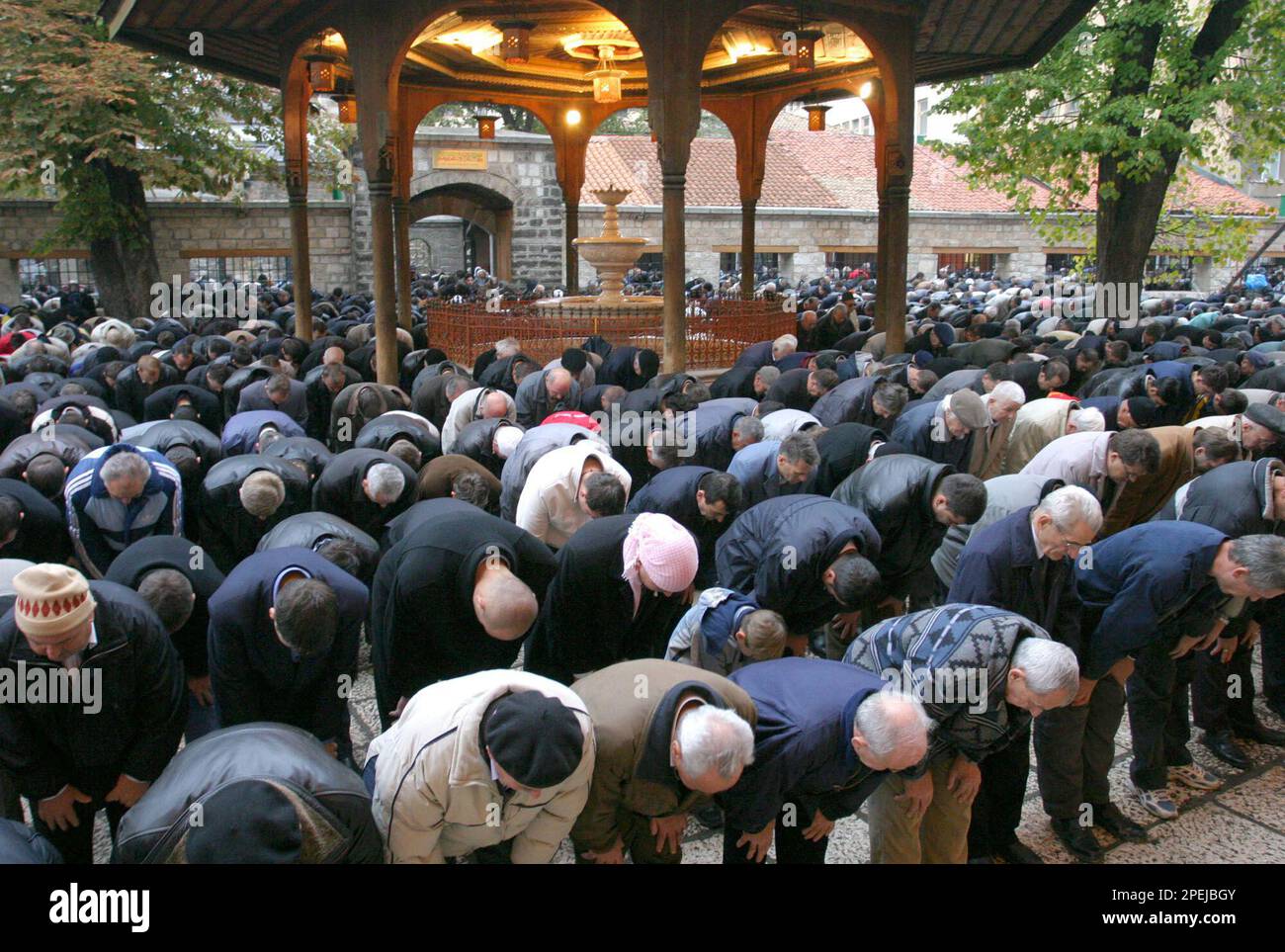 Bosnian Muslims attend Eid al-Fitr prayers at the Gazi-Husref Bey's ...
