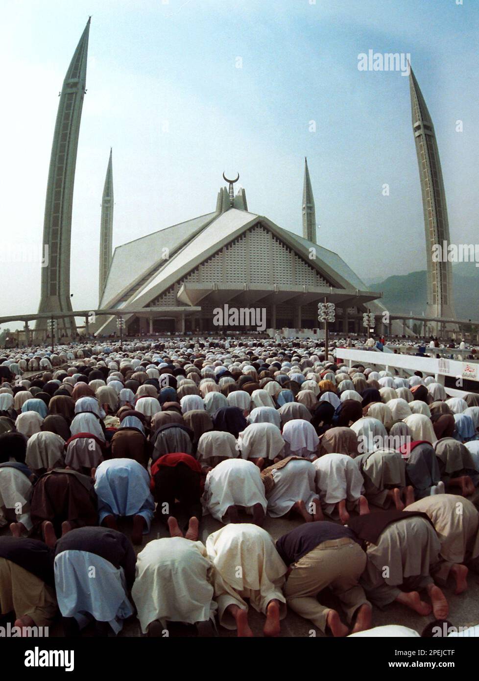 Pakistani Muslims offer last Friday prayers of the Islamic fasting ...