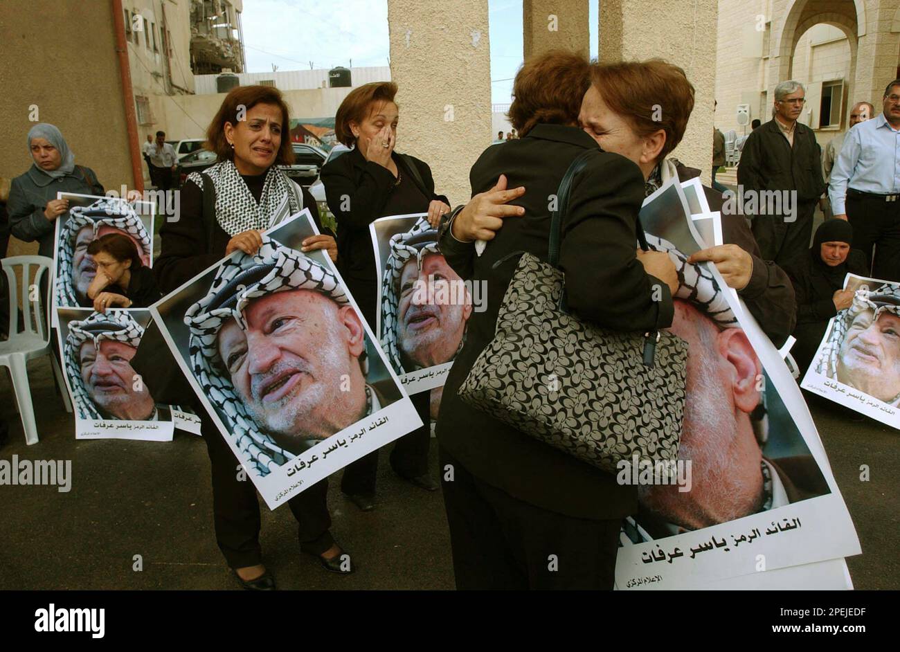Palestinians mourn outside Palestinian leader Yasser Arafat's ...