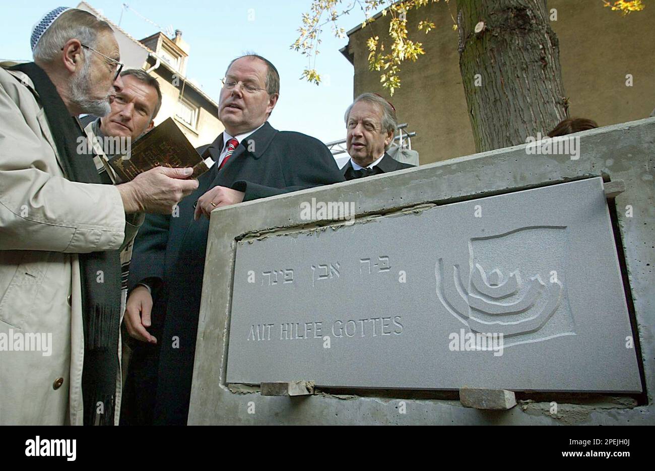 NRW-Ministerpraesident Peer Steinbrueck, zweiter von rechts, und der ...