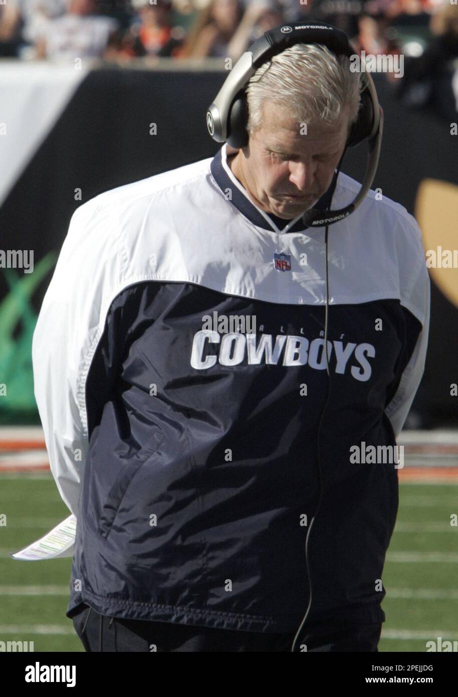 Dallas Cowboys head coach Bill Parcells paces the sidelines in the ...