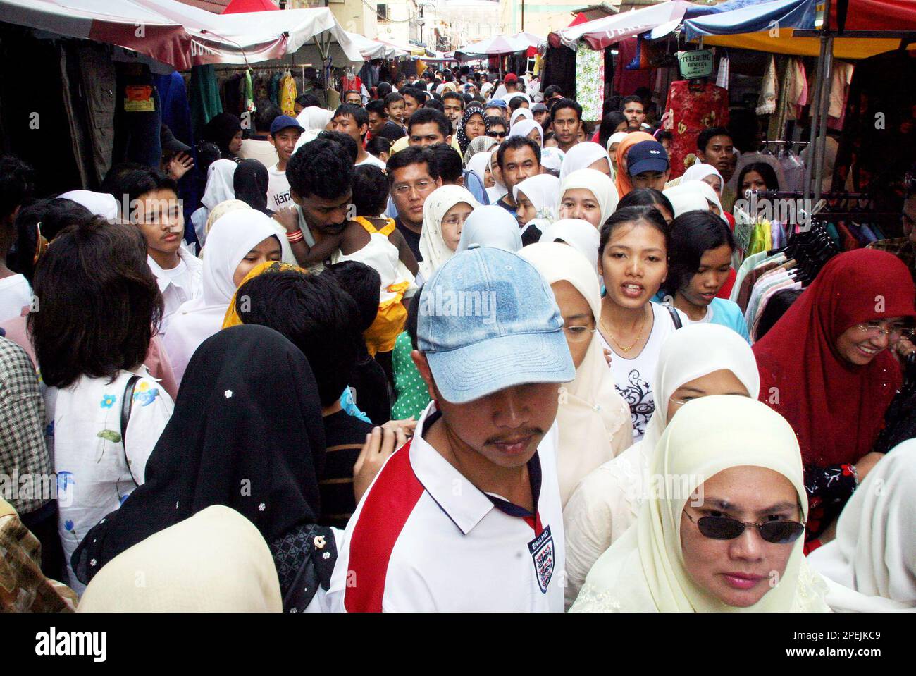 Malaysian Muslims crowd at a Ramadan bazaar in downtown Kuala Lumpur ...