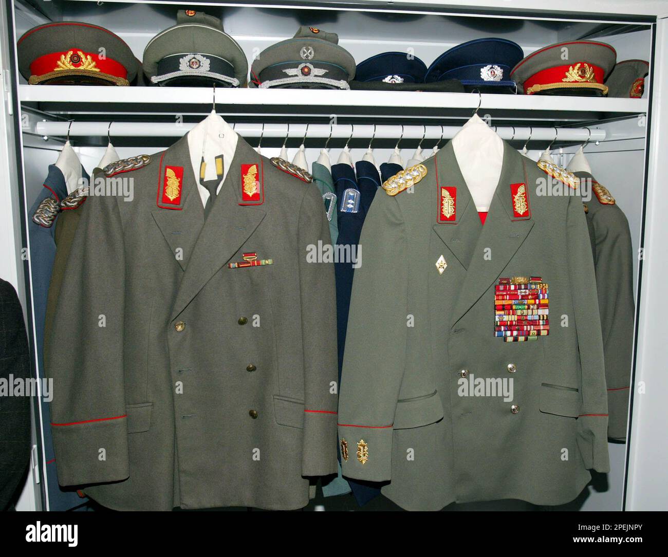 Blick auf die Uniformroecke der frueheren DDR-Armee-Oberbefehlshaber ...