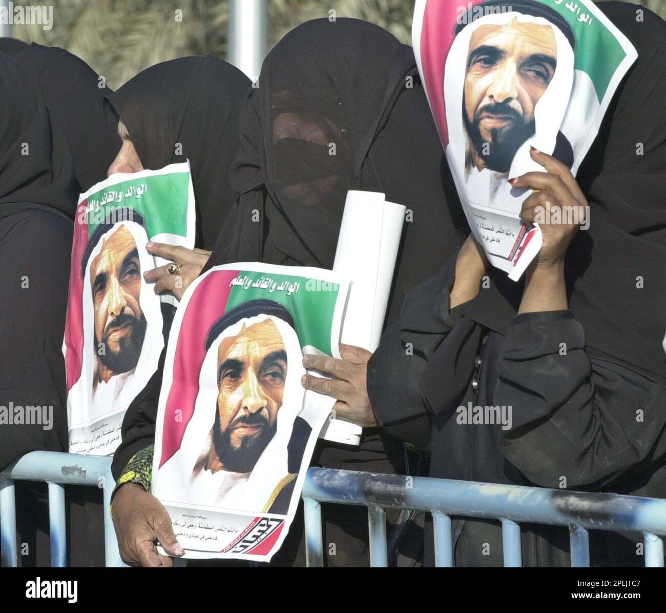 Emirates women hold pictures of the late president of the United Arab ...