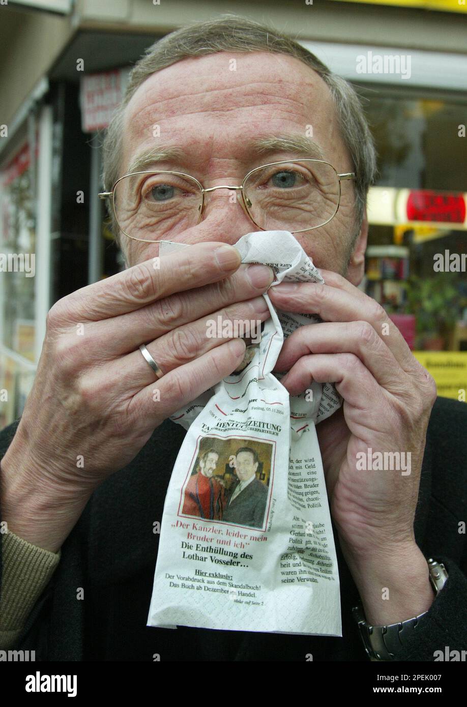 Lothar Vosseler, Bruder von Bundeskanzler Gerhard Schroeder, putzt sich ...