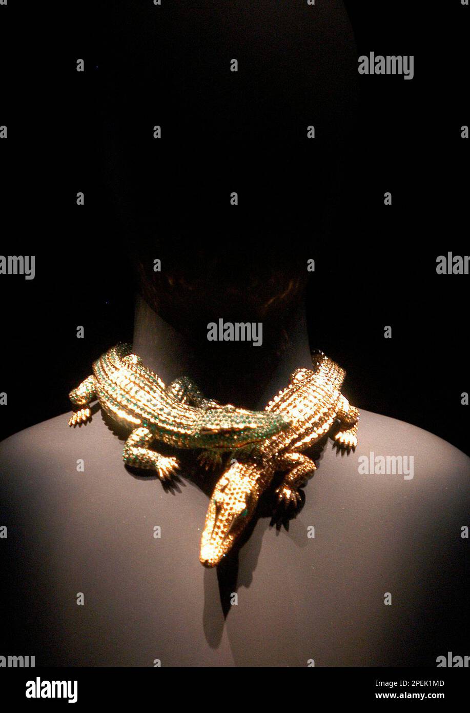 A crocodile necklace, respectively set with more than 1,000 diamonds ...