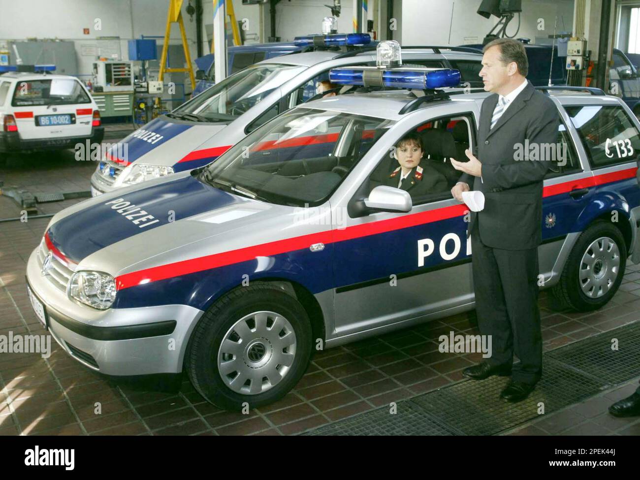Innenminister Ernst Strasser, rechts, praesentiert am Freitag, 29. Okt ...