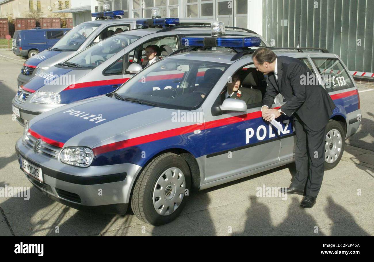 Innenminister Ernst Strasser, rechts, praesentiert am Freitag, 29. Okt ...