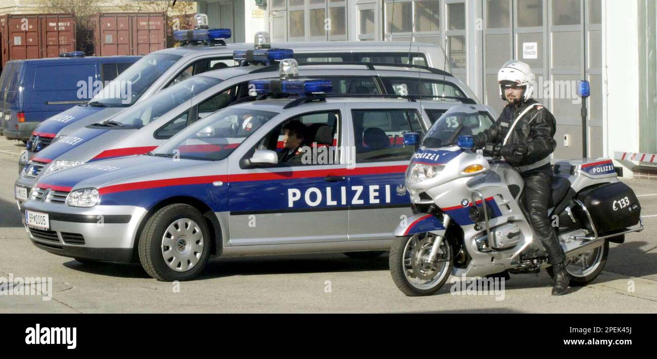 Innenminister Ernst Strasser, nicht im Bild, praesentiert am Freitag ...