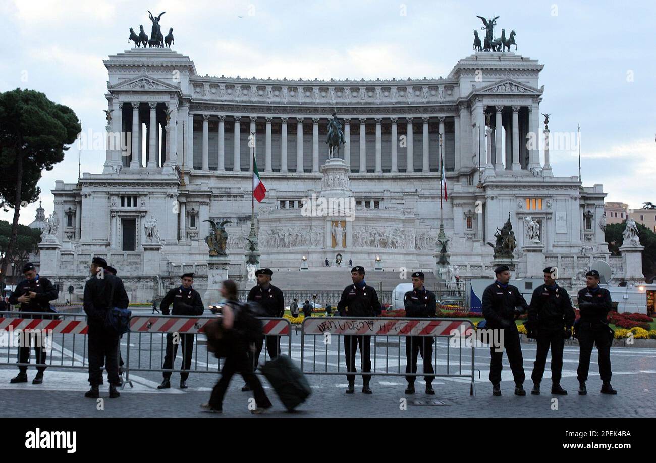 Carabinieri paramilitary police officers patrol Rome's Piazza Venezia ...