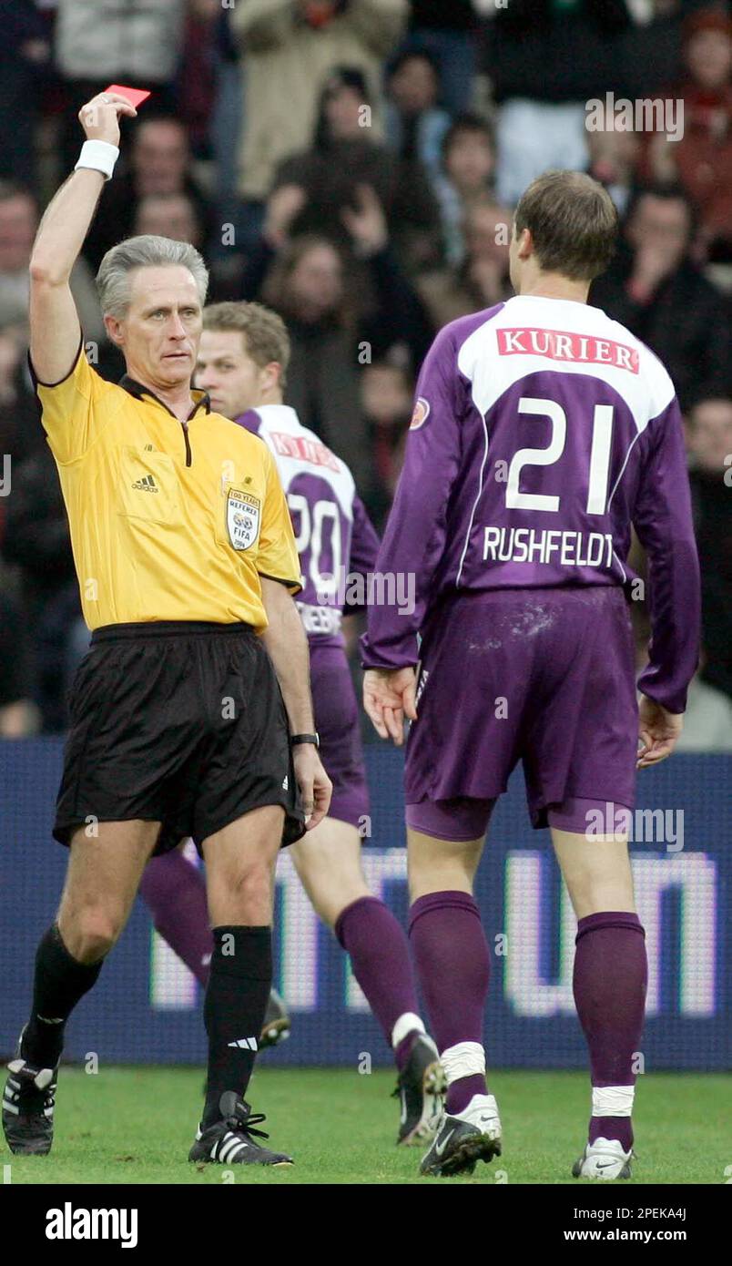 Schiedsrichter Wolfgang Sowa, links, zeigt am Sonntag, 24. Okt. 2004 beim T-Mobile Bundesliga ...
