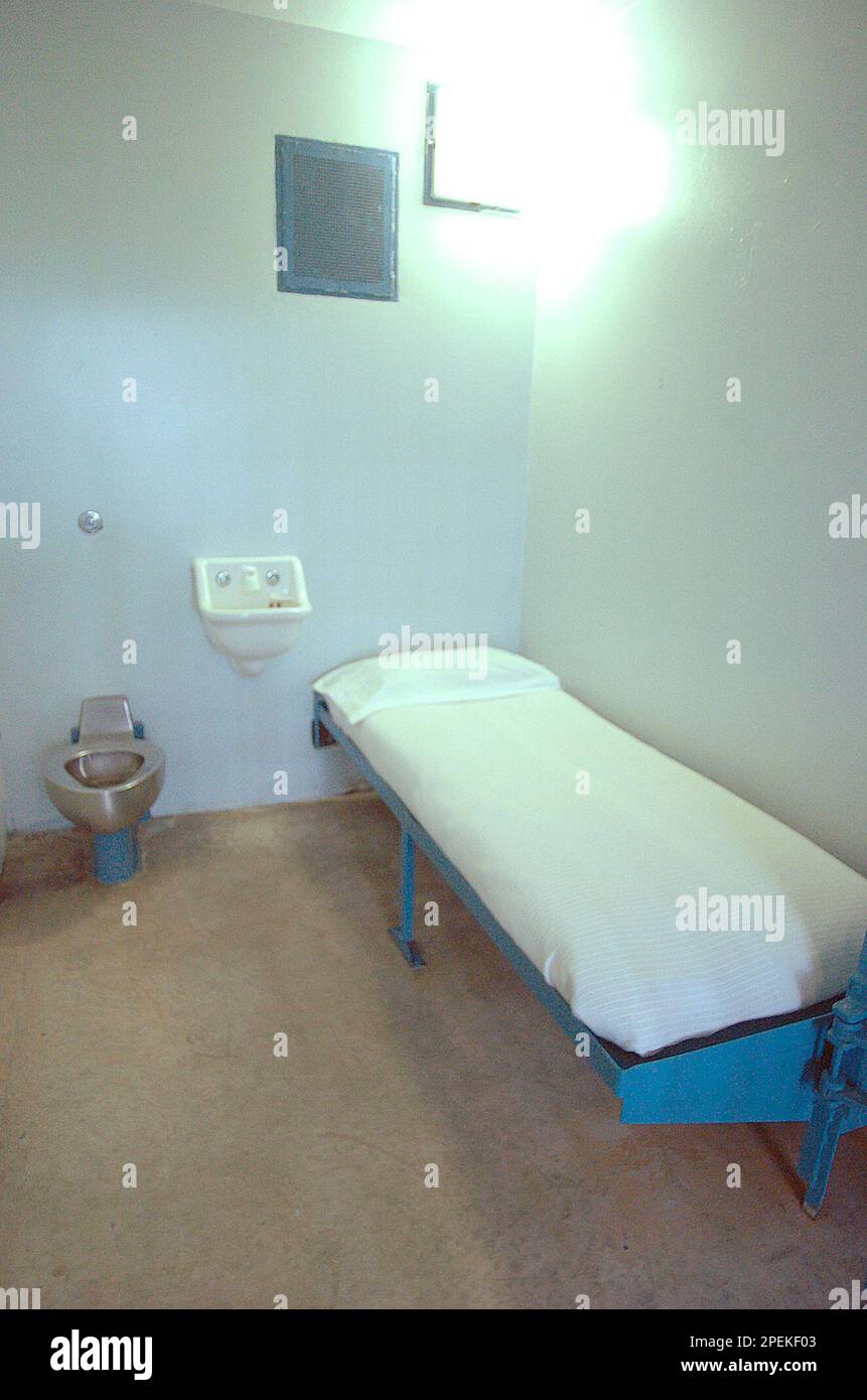 A prison cell is shown at the Osborne Correctional Institution in ...