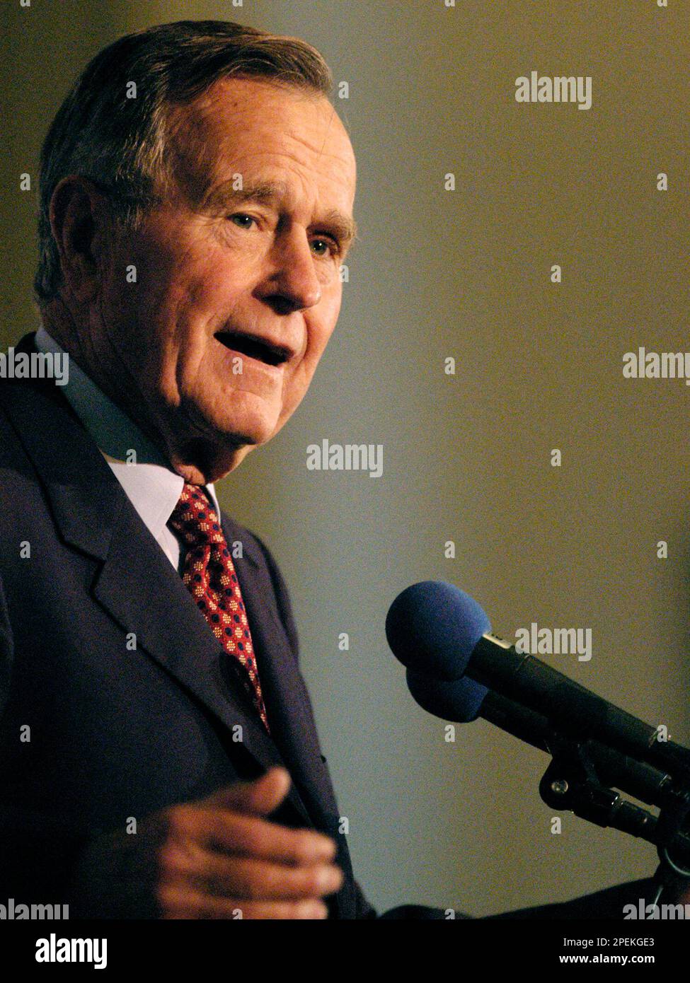 Former President George Bush speaks Tuesday, Oct. 19, 2004 at a fund ...