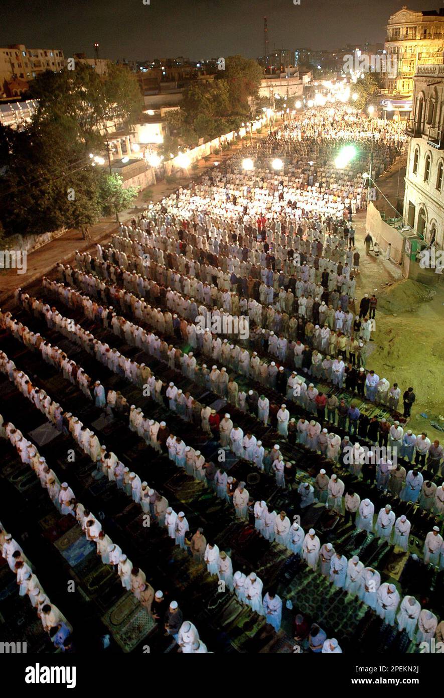 Thousands of Pakistani Muslims attend special prayers during the holy ...