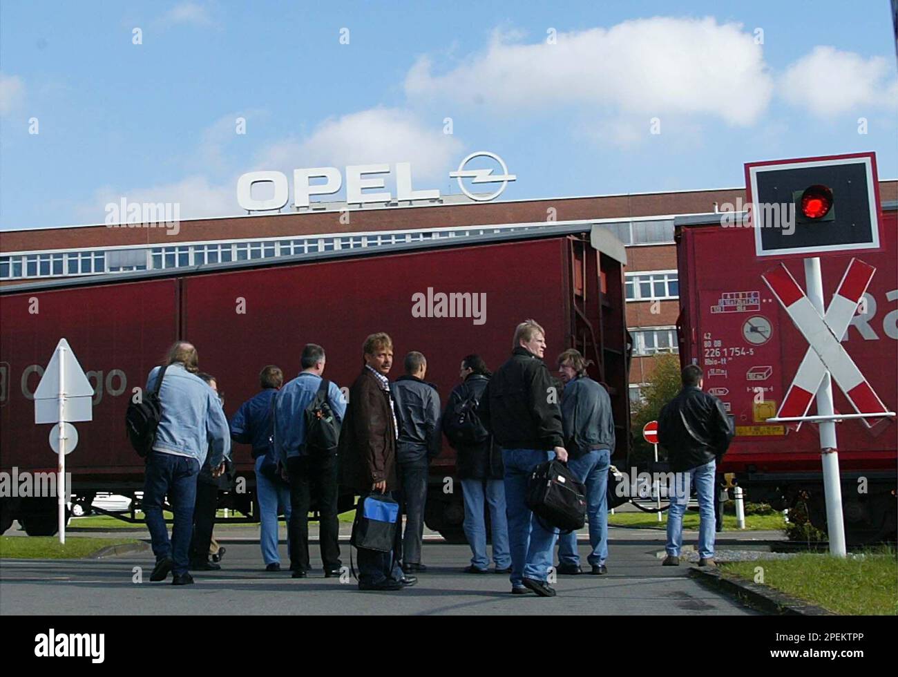 Arbeiter verlassen am Donnerstag, 14. Okt. 2004, das Opel-Werk in ...