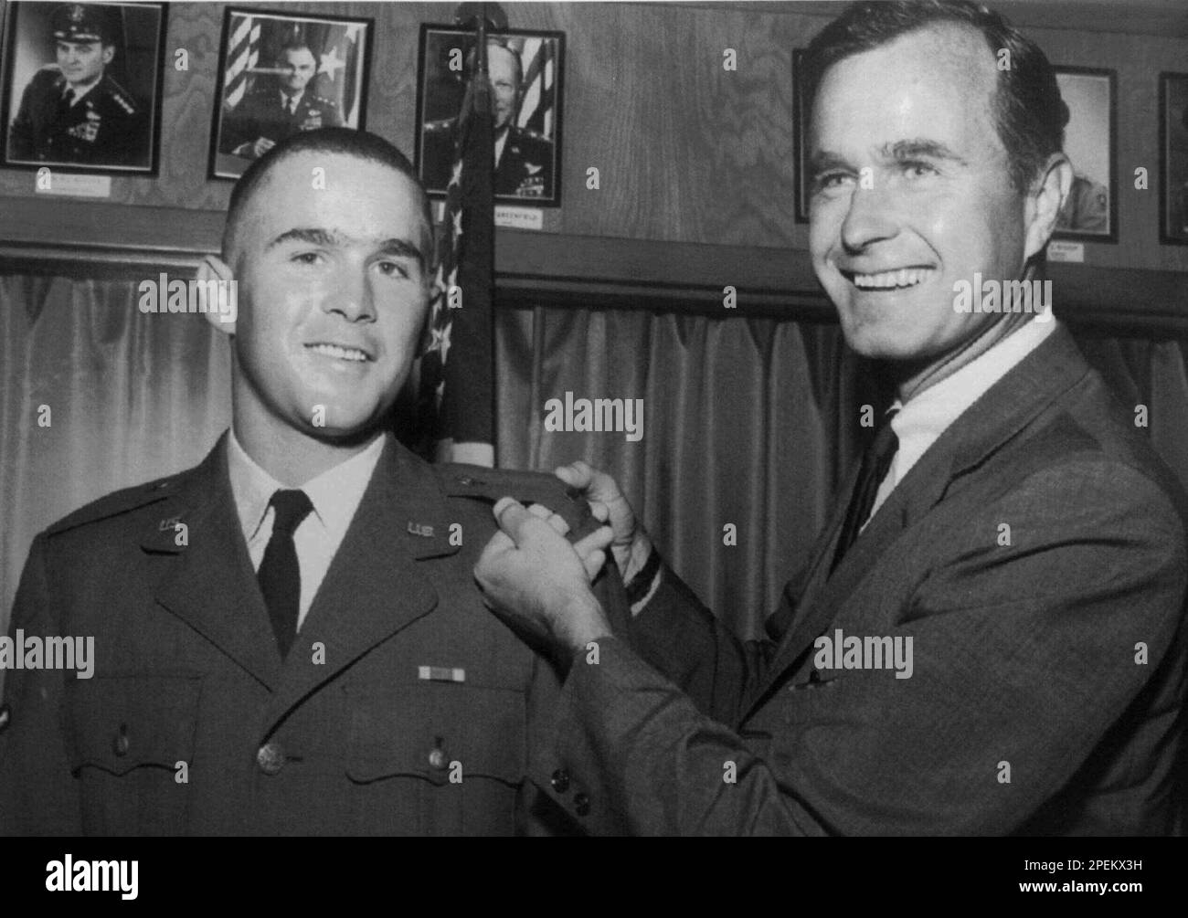 ** ADVANCE FOR USE ANYTIME ** Texas Gov. George W. Bush, left, is shown ...