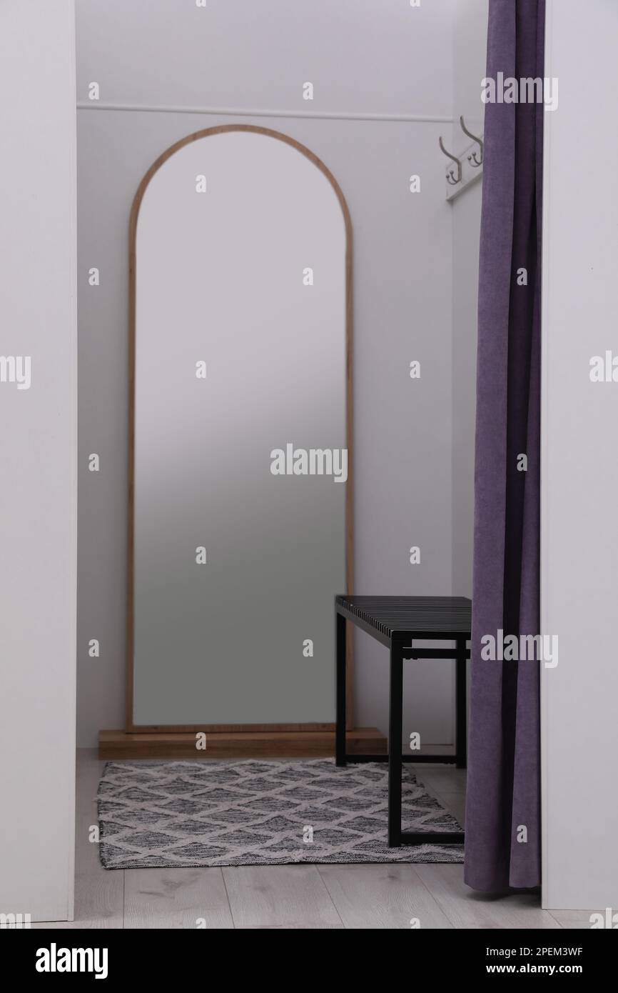 Empty dressing room in fashion store. Stylish interior Stock Photo - Alamy