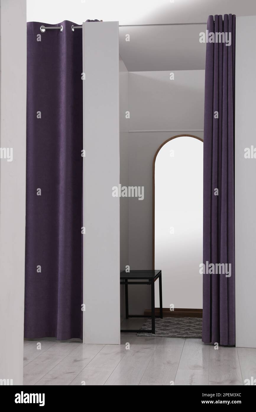 Empty dressing room in fashion store. Stylish interior Stock Photo - Alamy