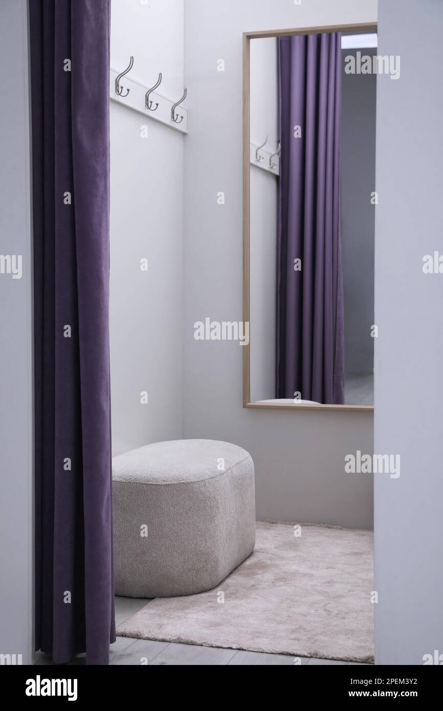 Empty dressing room in fashion store. Stylish interior Stock Photo - Alamy