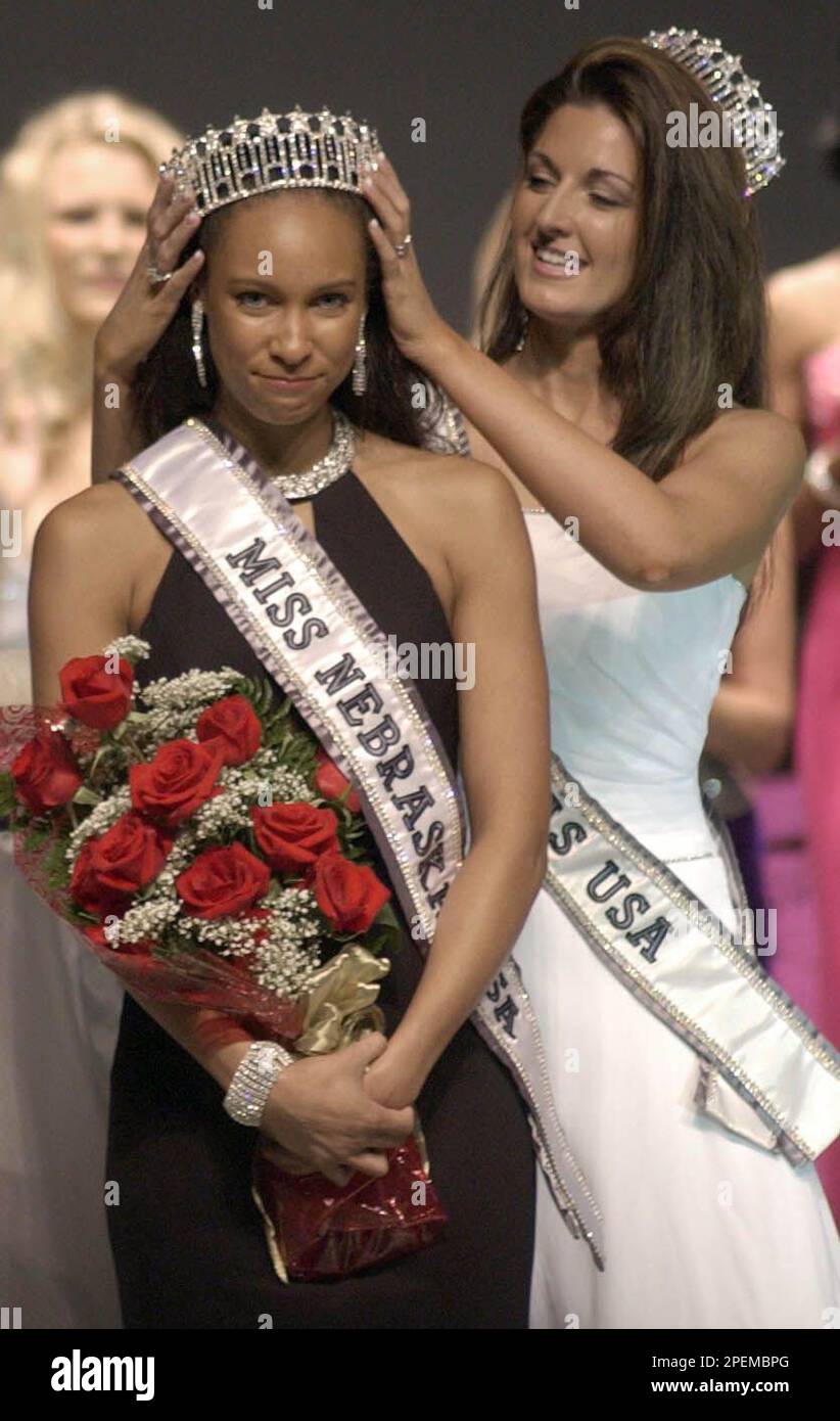 Jana Murrell is crowned Miss Nebraska USA 2005 by Miss Kansas USA Lisa ...