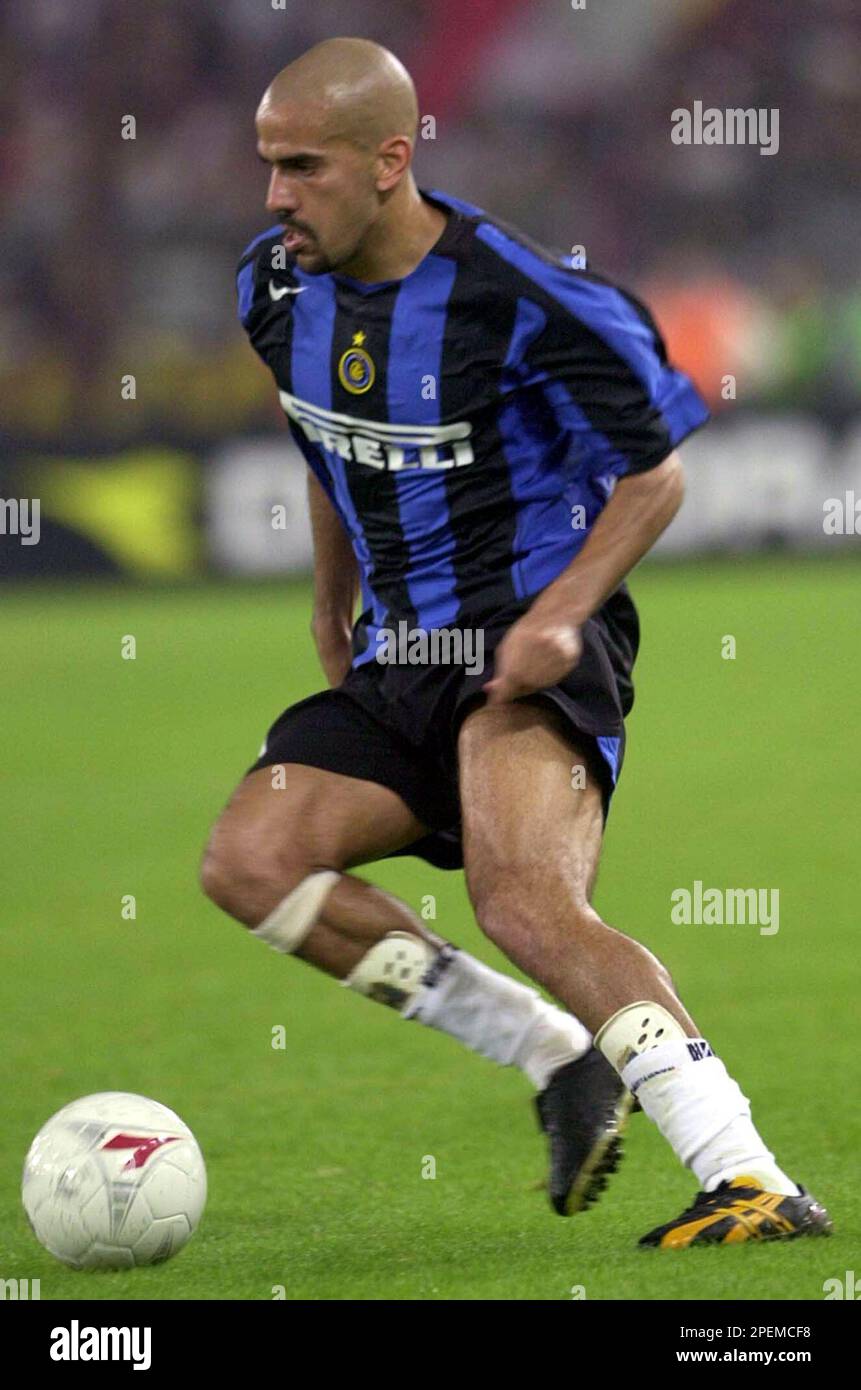 Inter of Milan's Argentine star Juan Sebastian Veron in action during ...