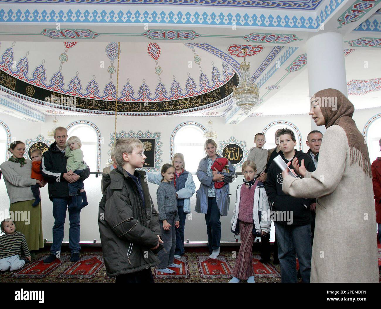 Besucher werden von der Religionslehrerin Nurcan Ulupinar, rechts, am ...