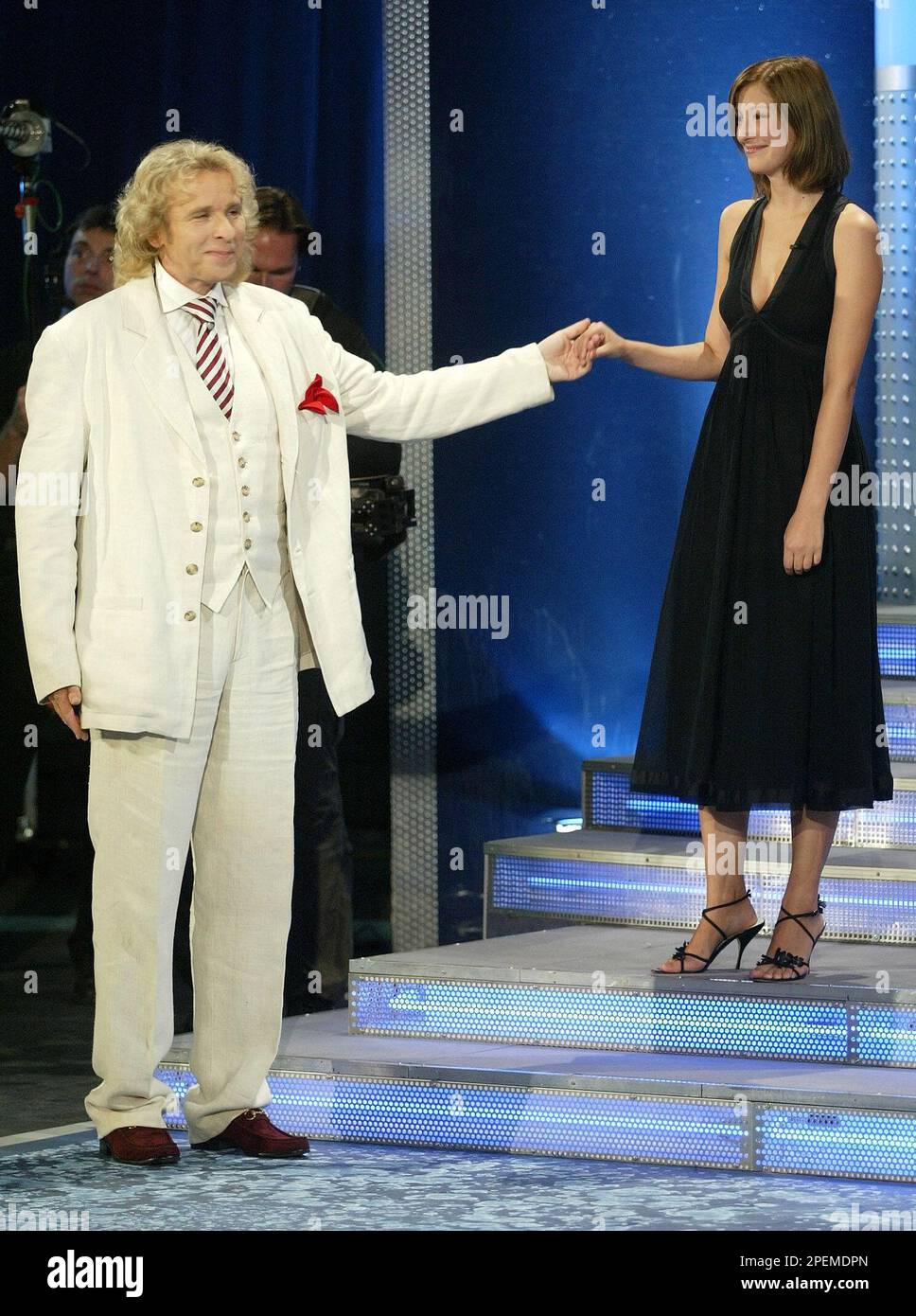 TV-Moderator Thomas Gottschalk, links, begruesst bei der 150. "Wetten ...