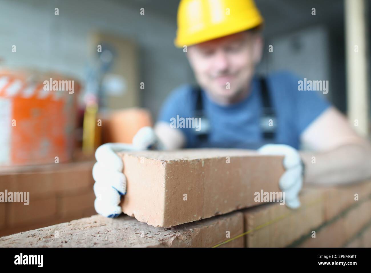 Bricklayer builder worker laying brick wall of house Stock Photo - Alamy