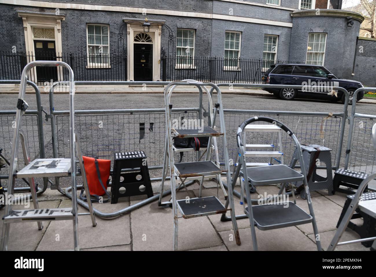 Photographers on ladders hi-res stock photography and images - Alamy