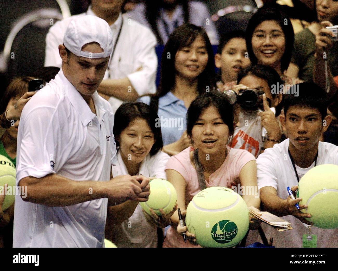 World No. 2 Andy Roddick of the U.S. signs autograph to Thai fans after ...