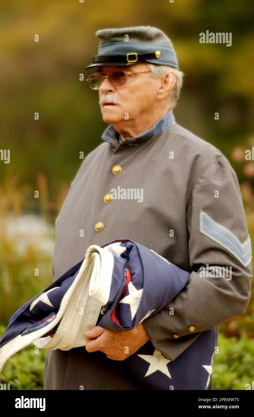 Bob Davidson, with the Sons of Confederate Veterans, takes part in ...