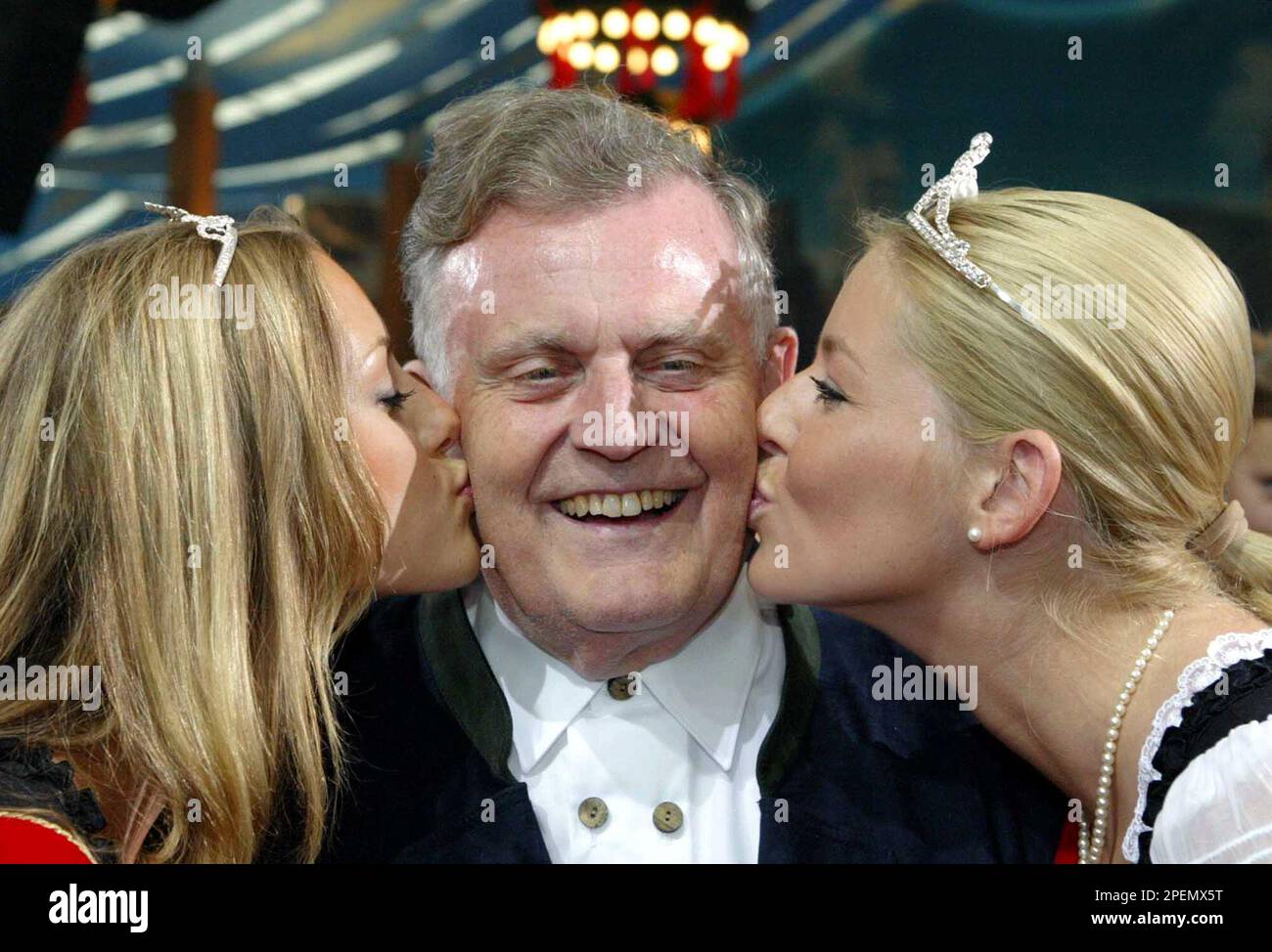 Die wuerttembergischen Bierkoeniginnen Caroline Raissle, links, und ...