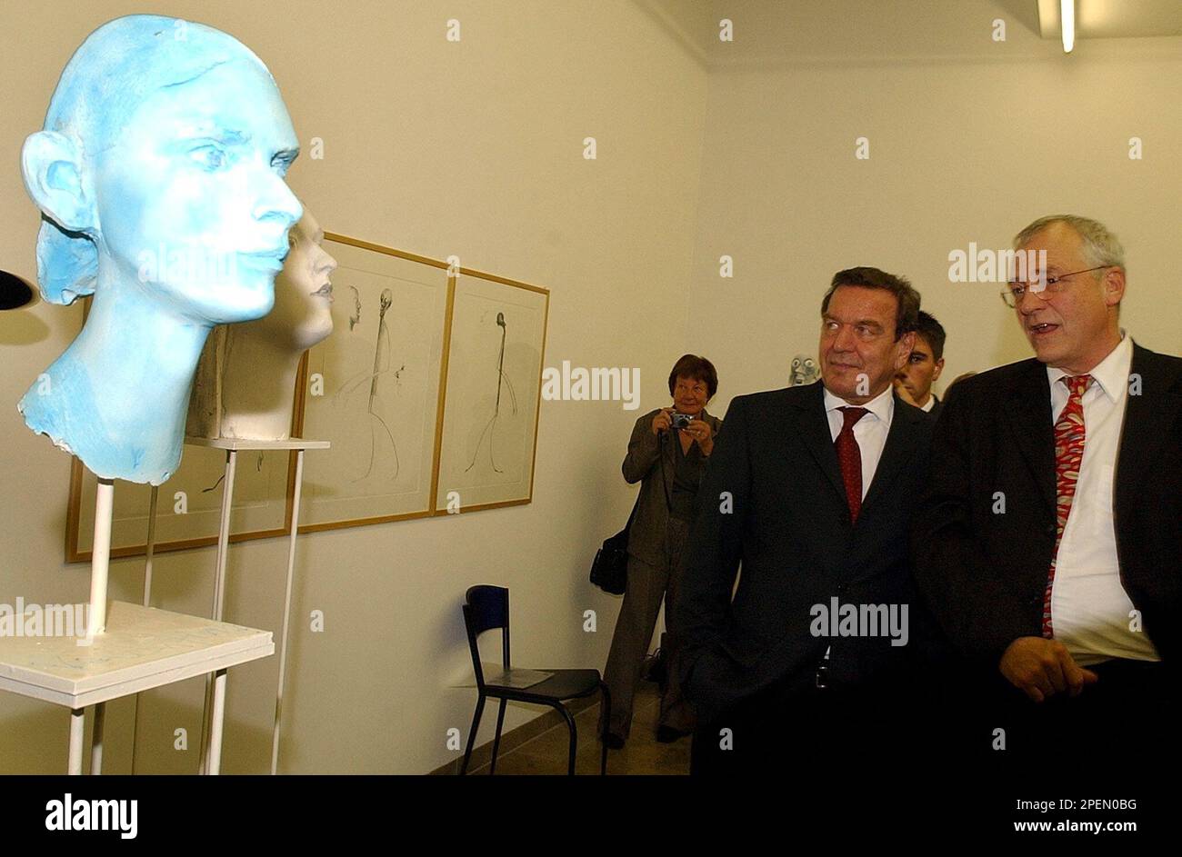 Der deutsche Bundeskanzler Gerhard Schroeder, 2. rechts, und der ...