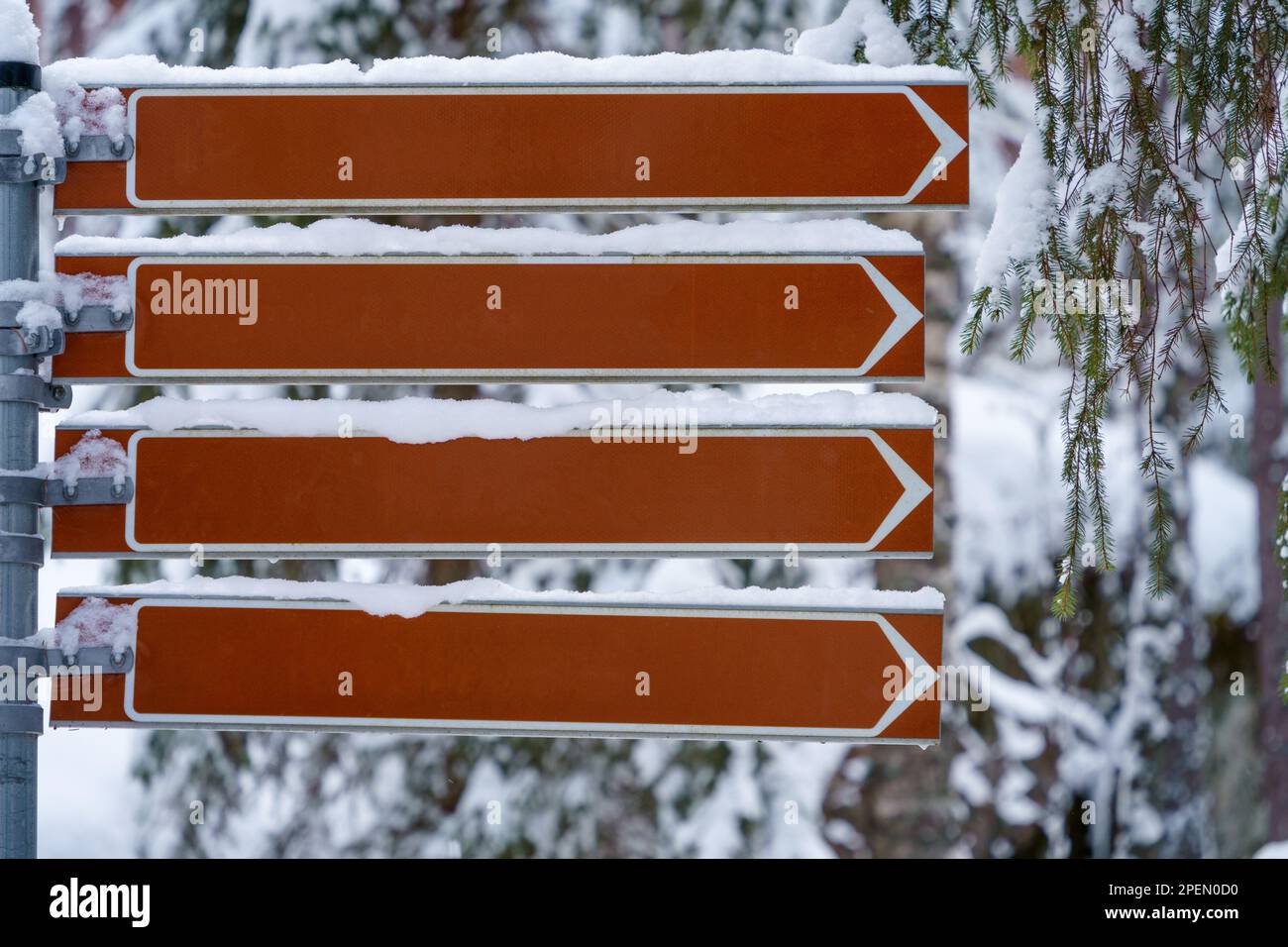 Blank directional signs hi-res stock photography and images - Alamy