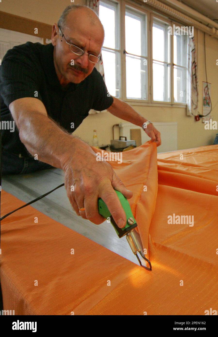 Roland Eilenberger beim Zuschnitt von Stoff-Paneelen in der Bieri ...