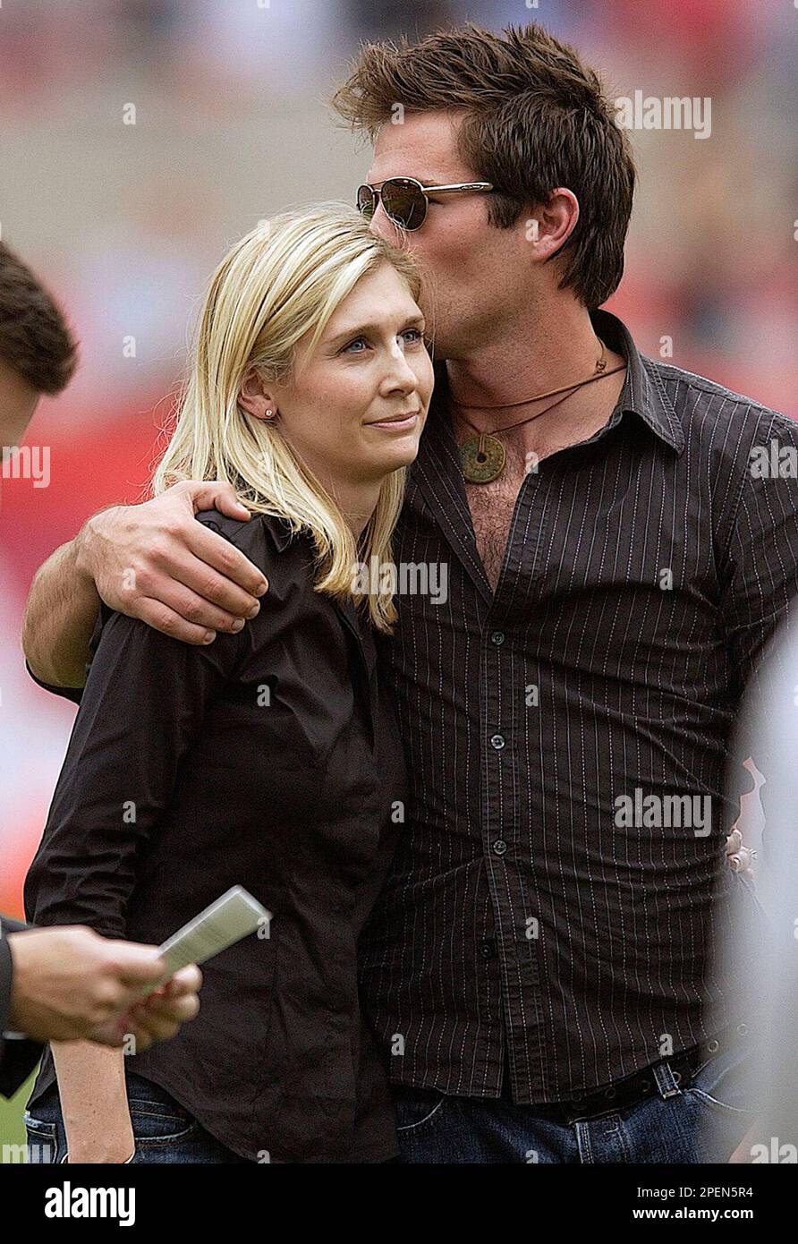 Richard Tillman, brother of the late Pat Tillman, embraces his sister ...