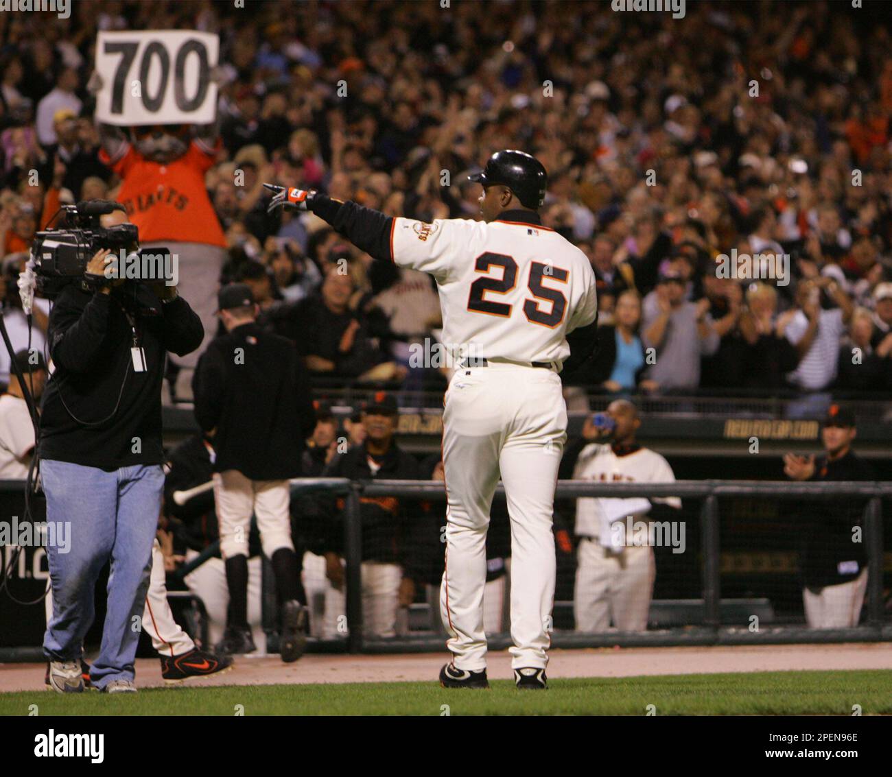 San Francisco Giants' Barry Bonds points to the crowd and walks back to ...