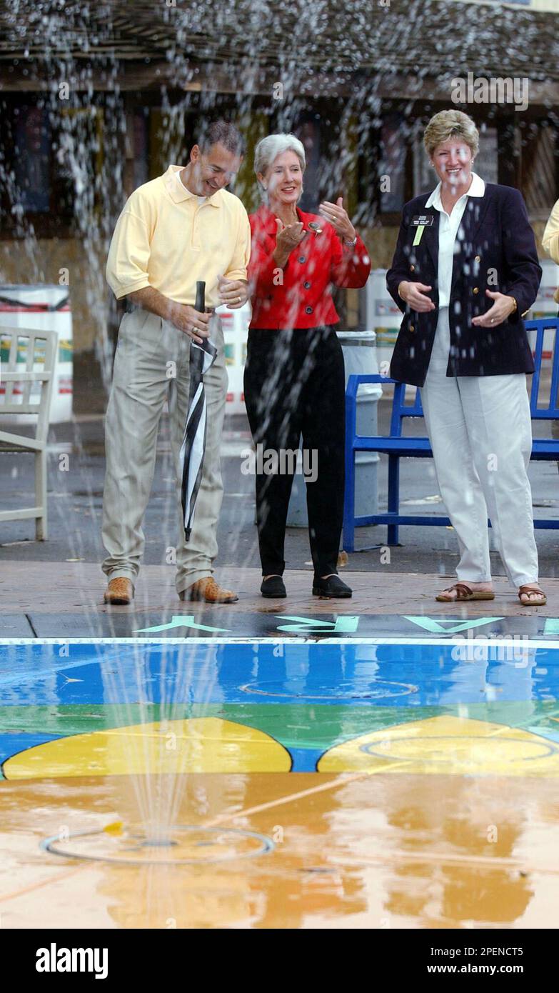 Kansas Gov. Kathleen Sebelius, center, talks with State Fair board ...