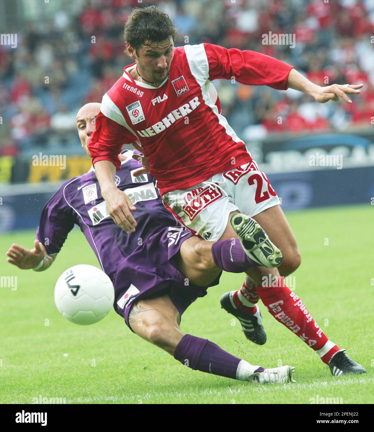 Austrias Didier Dheedene und GAKs Roland Kollmann, von links, liefern ...