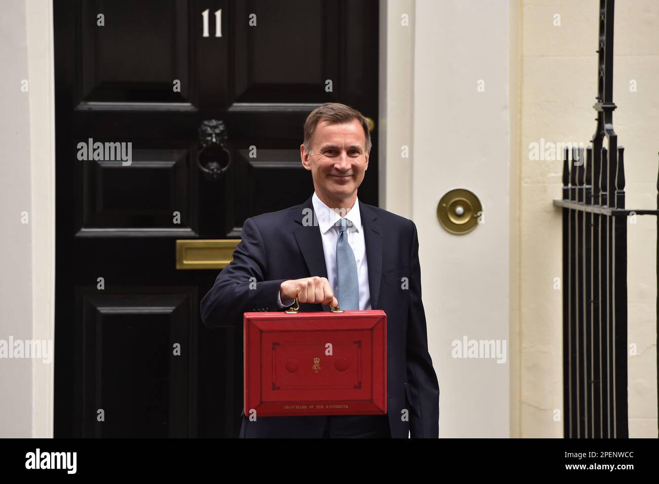 Jeremy hunt budget red box hi-res stock photography and images - Alamy