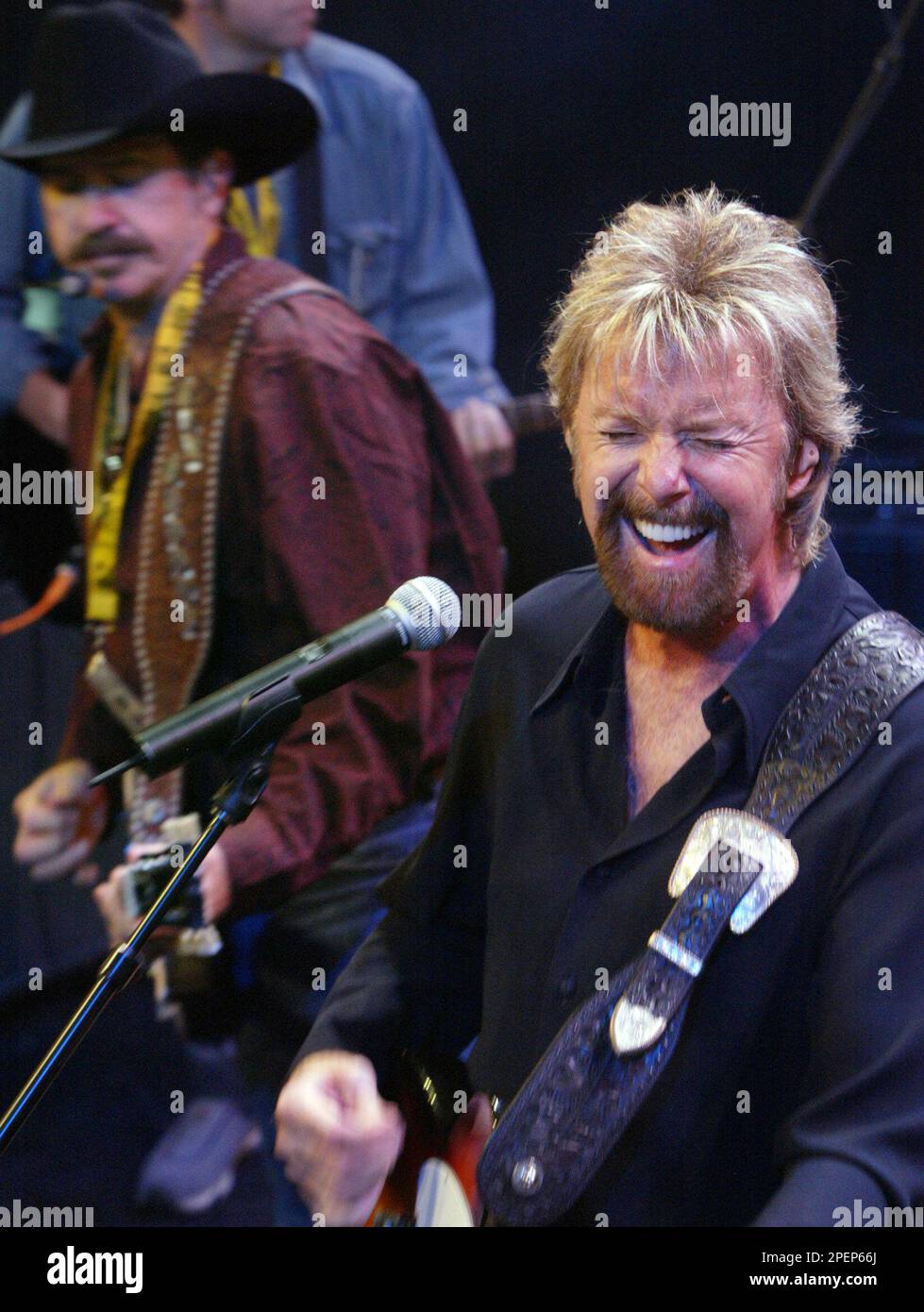 Country singers Kix Brooks, left, and Ronnie Dunn rehearse at Madison ...