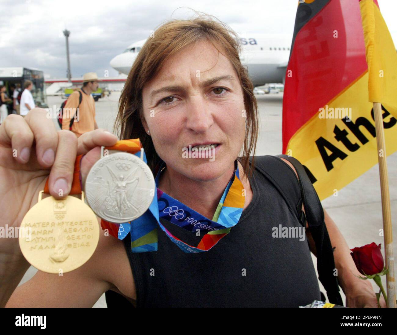 Die Kanutin Birgit Fischer zeigt am Montag,30. August 2004 auf dem ...