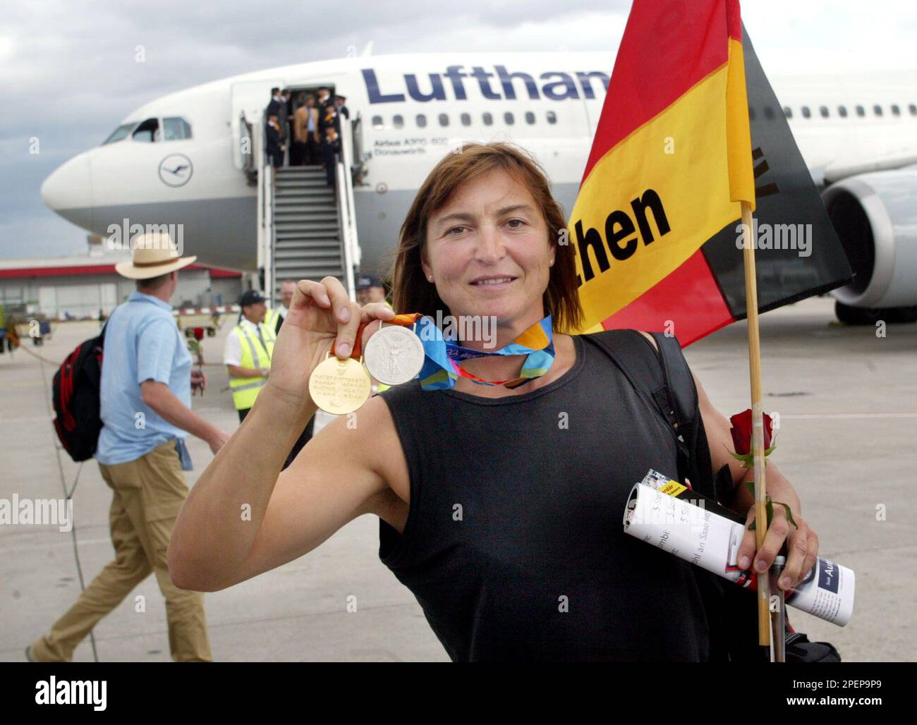 Die Kanutin Birgit Fischer zeigt am Montag, 30. August 2004 auf dem ...