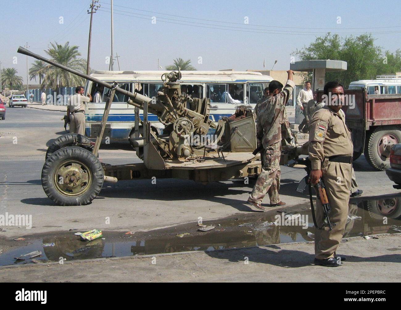 Iraqi soldiers carry away an anti-aircraft gun in Najaf, Iraq, Sunday ...